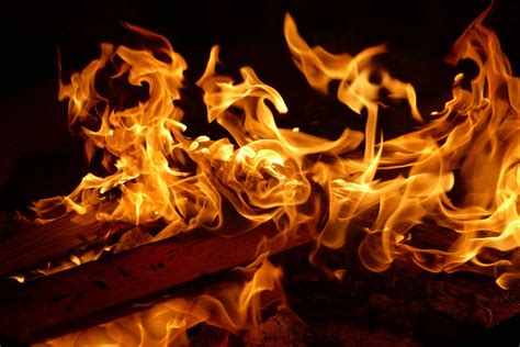 Incendio 가벼운 검게 탐 깜박임 나무 노란색 담배를 피우다 따뜻함 딱딱 거리다 뜨거운 모닥불 목재 불 불꽃 불빛 불씨 숯 스파크