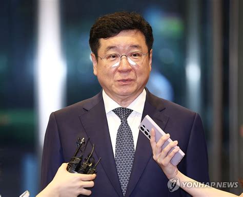 취재진 질문 답하는 이찬희 위원장 연합뉴스