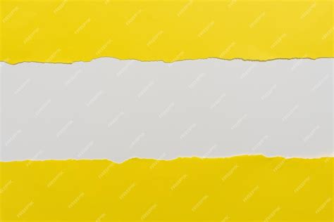 찢어진 종이 아래에 기록된 중요 정보 찢어진 메모장 아래 중요한 발표 찢어진 워크시트 아래에 표시된 중요 데이터 프리미엄 사진