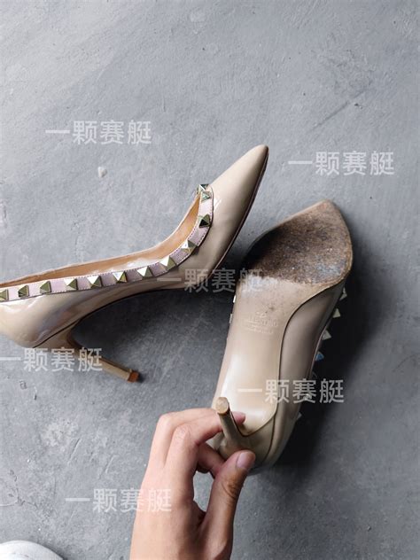 一颗赛艇 On Twitter 扫楼 打胶 射鞋 扫楼打胶 学姐，好久不见！终于等到你千里去送逼，如愿以偿玩到你的骚鞋。这双华伦天奴铆钉把你的骚货本质暴露的一览无余，可能你骨子里