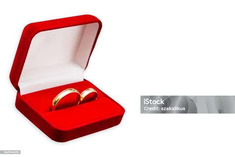 결혼 반지 배경 빨간색 선물 상자를 분리합니다 사랑 기호 보석 결혼을위한 두 개의 황금 반지 결혼식에 대한 스톡 사진 및 기타 이미지 Istock