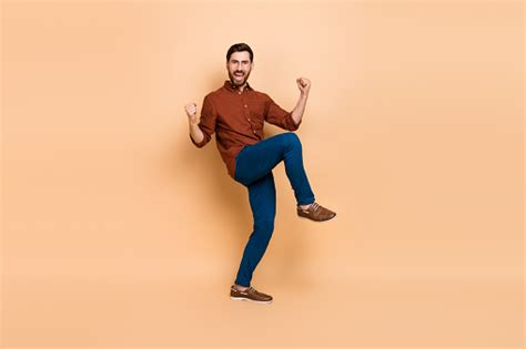 기뻐하는 놀란 사람의 전체 길이 사진 주먹을 올리고 성공 행운 베이지 색 배경에 고립 된 35 39세에 대한 스톡 사진 및 기타 이미지 35 39세 갈색 머리 경영자