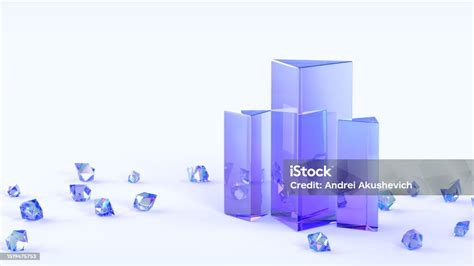 흩어져 있는 보석이 있는 유리 삼각형 기둥 연단 밝은 배경 3d 렌더링 배너에 보라색 수정 홀로그램 무지개 기둥 받침대 전시 디스플레이 빈 제품 스탠드 삼각형에 대한 스톡