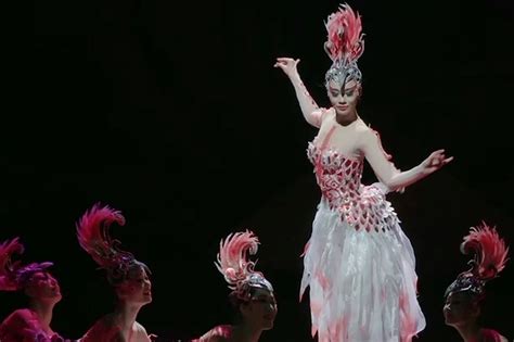 太阳神鸟展绝美舞姿 2022亲情中华 美丽四川慰侨演出 凤凰网视频 凤凰网