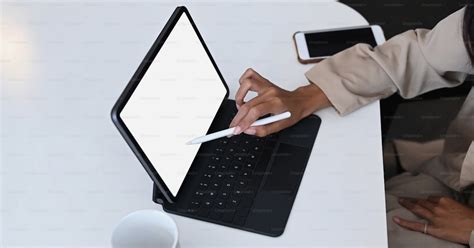 태블릿 컴퓨터의 화면을 가리키는 스타일러스 펜을 들고 있는 여성 디자이너의 클로즈업 보기 사진 Unsplash의 태국 이미지