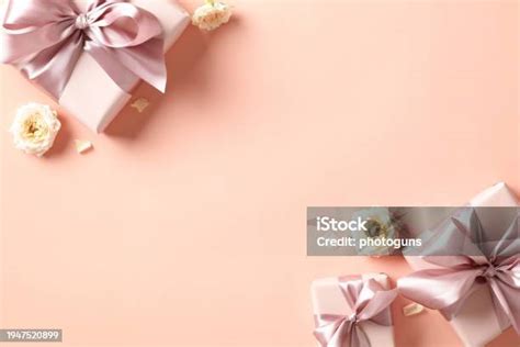 파스텔 베이지 색 배경에 선물 상자와 장미가 있는 발렌타인 데이 카드 디자인입니다 플랫 레이 평면도 복사 공간 공휴일에 대한 스톡 사진 및 기타 이미지 Istock
