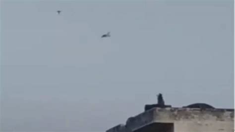Bandar Ka Video इसे कहते हैं स्वैगछत पर मजे से पतंग उड़ा रहा था
