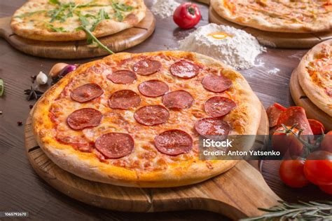 해산물 및 치즈 4 개의 치즈 페퍼로니 고기 향신료와 나무 스탠드에 마가리타와 모듬된 피자 페페로니 피자에 대한 스톡 사진 및 기타 이미지 Istock