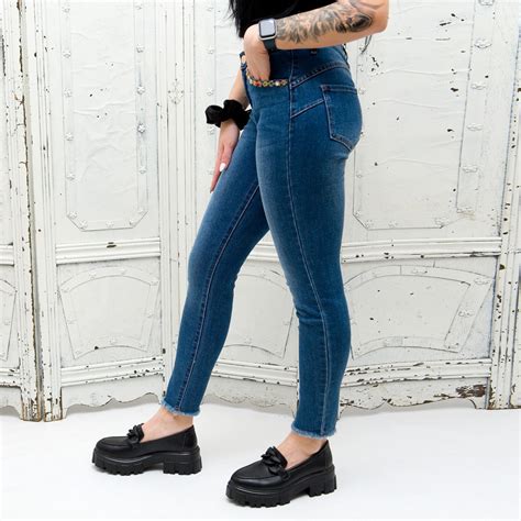 Дамски дънки Skinny в син цвят с висока талия и декорация с цветни ...