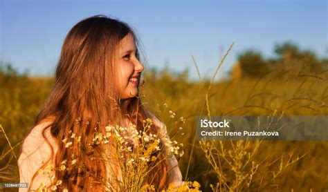 맑은 푸른 하늘에 야생화 꽃다발을 들고 귀여운 미소 백인 소녀의 초상화 여름 일몰 행복한 어린 시절 개념 8 9 살에 대한 스톡 사진 및 기타 이미지 Istock