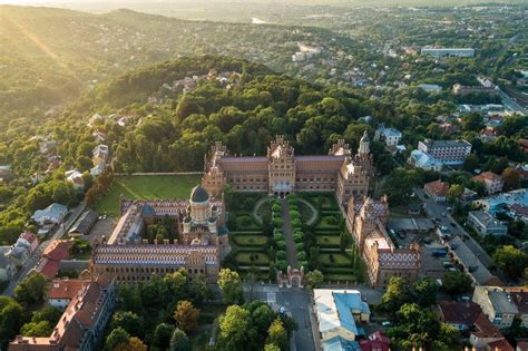 У Чернівцях зріс прибуток від туристичної галузі Шпальта