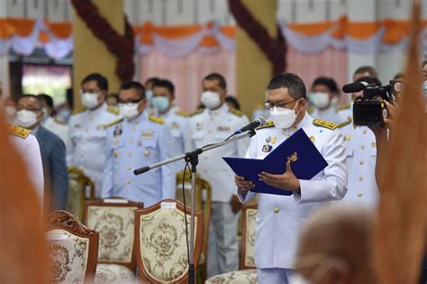 ทรงพระกรุณาโปรดเกล้าโปรดกระหม่อมให้ พลอากาศเอก จอม รุ่งสว่าง องคมนตรี เชิญหิรัญบัฏ และเครื่องยศ