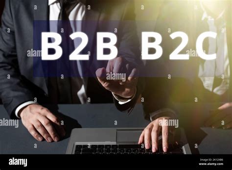 Schild mit Anzeige B2B B2C Internet Konzept zwei Arten für das Senden