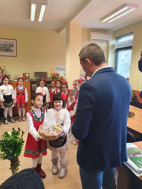 Коледарски песни и наричания за здраве и берекет от децата за кмета на район Западен и неговия