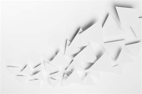 추상파 또는 흰 종이 삼각형은 부드러운 밝은 그림자 테두리 복사 공간 상단보기로 밝은 빛으로 날아갑니다 현대 간단한 에너지 활성 통풍이 잘되는 추상적 인 배경 가능성에 대한