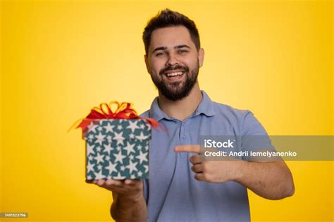 생일 선물 상자를 선물하는 청년 랩 선물 커리어 보너스 축하 파티 판매 보내기에 대한 스톡 사진 및 기타 이미지 보내기 상자 20 24세 Istock