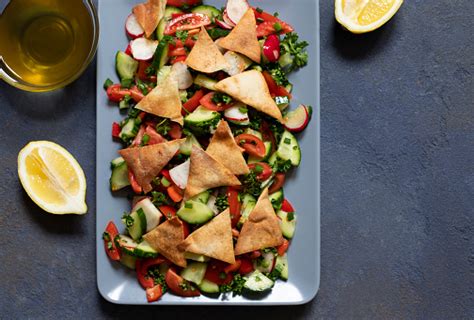 야채와 피타 빵을 곁들인 전통 파 티 쉬 샐러드 레반트 아랍어 중동 요리 레몬과 올리브 오일이 함유 된 직사각형 접시로 제공 됩니다 어두운 배경입니다 평면도 텍스트 공간 0