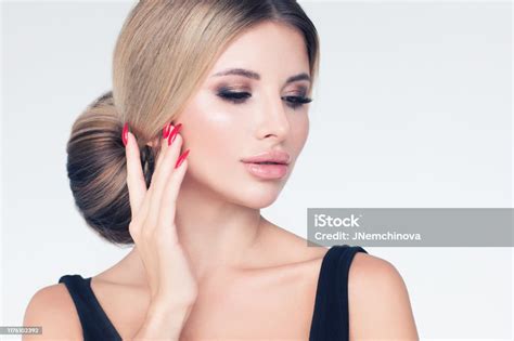 아름 다운 여자 얼굴 클로즈업 초상화입니다 흰색 배경에 예쁜 모델입니다 최신 유행 헤어 스타일과 손에 빨간 손질 손톱 건강한 생활방식에 대한 스톡 사진 및 기타 이미지