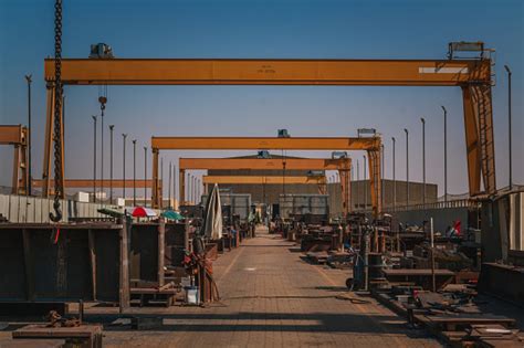 철강 건설 장비 및 자재 위로 우뚝 솟은 일련의 갠트리 크레인 0명에 대한 스톡 사진 및 기타 이미지 0명 Gantry Crane 강철 Istock