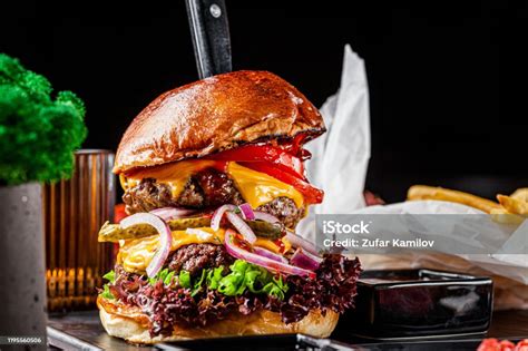 미국 요리 더블 고기 커틀릿 베이컨 토마토 오이 치즈 두개골 붉은 양파와 소스와 큰 로얄 버거 복사 공간 배경 이미지 2루타에