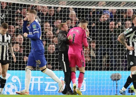 Видео Навивач го нападна голманот Њукасл на „Стемфорд Бриџ“