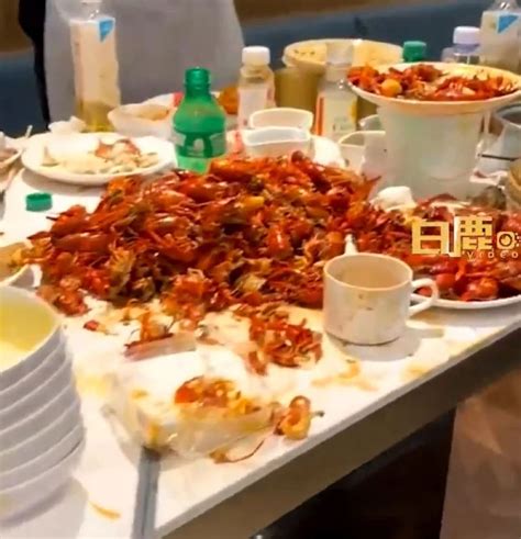 Hội bạn thân 7 người ăn hết 300 con cua 50 quả sầu riêng trong bữa buffet khiến chủ quán khóc khét