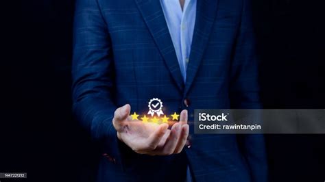 사업가 손은 최고의 서비스 품질 보증 5 스타 보증 최고의 제품 표준 Iso 인증 및 표준화 개념의 표시를 보여줍니다 신뢰에 대한 스톡 사진 및 기타 이미지 Istock