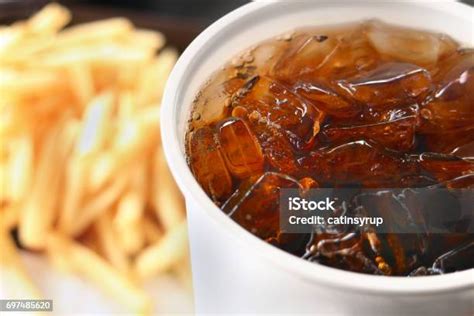 클로즈업 기름진 감자 튀김 그리고 청량 음료 건강에 해로운 음식 0명에 대한 스톡 사진 및 기타 이미지 0명 감자 요리 감자튀김 Istock