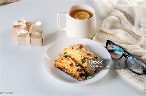 크리스마스 과일 케이크와 레몬 컵 뜨거운 차 전통적인 유럽 겨울 크리스마스 디저트 0명에 대한 스톡 사진 및 기타 이미지 0명 가루 설탕 가루로 빻은 Istock