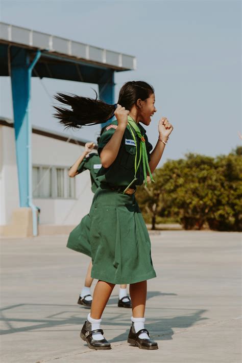 집 밖의 건물 건축 교외 남자 녹색 공간 녹지 놀이 놀이터 달리는 달리는 길 도시 경관 도시의 도시의 삶 레크리에이션 벽돌 건물 보도 소년
