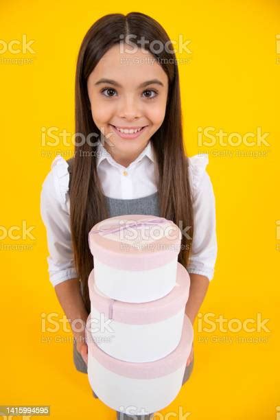 เด็กวัยรุ่นที่มีกล่องของขวัญพื้นหลังแยกสตูดิโอ นําเสนอสําหรับวันเกิดวันวาเลนไทน์ปีใหม่ ภาพสต็อก