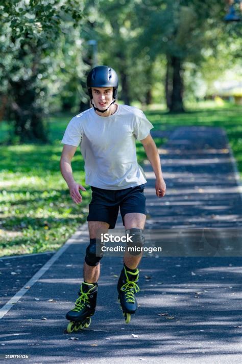공원에서 야외에서 롤러블레이드를 타는 젊은 남자가 민첩성과 체력을 과시합니다 생동감 넘치는 장면은 자연 환경에서 운동과 레크리에이션을 즐기는 활동적인 라이프스타일을
