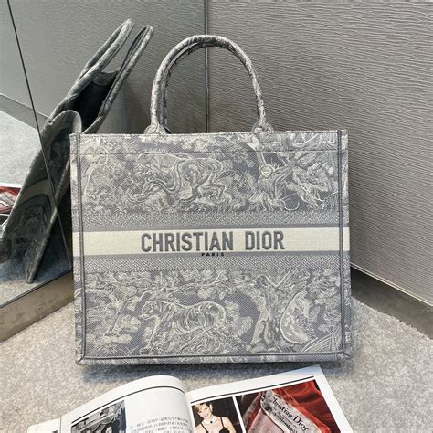 迪奥大号手袋dior Book Tote老虎刺绣m1286ztdtm932香奈兒包包lv女包guccidior迪奧官網價格及圖片