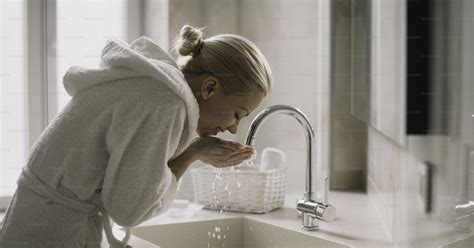 목욕 가운을 입고 아름 다운 여자입니다 호텔 방에서 기뻐하는 젊은 행복한 여자 사진 Unsplash의 실내 이미지