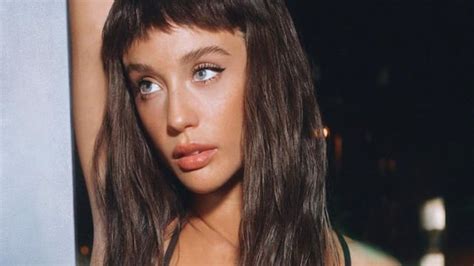 En musculosa negra y colaless María Pedraza jugó con su sensualidad en Instagram