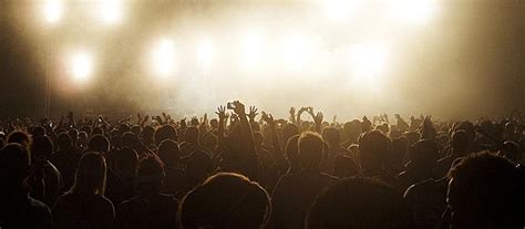 콘서트 관중 그네 격려 갈색 배경 일러스트 및 사진 무료 다운로드 Pngtree Concert Celestial