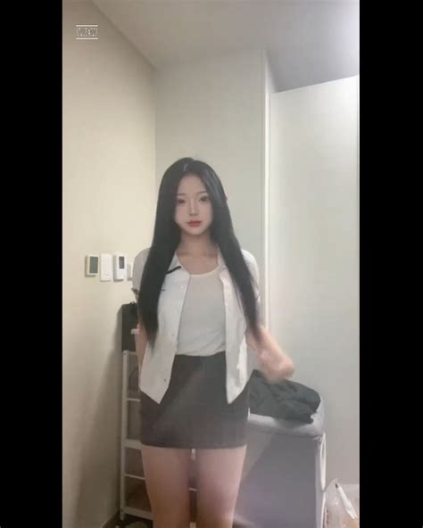 Zzall Moa 고딩 교복 짧치 다리 섹시 후방주의 Instagram