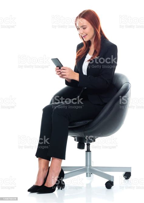 흰색 배경 앞에서 쉬고 있는 백인 여성 사업가가 비즈니스웨어를 입고 스마트폰을 사용 20 24세에 대한 스톡 사진 및 기타 이미지 20 24세 20 29세 긍정적인