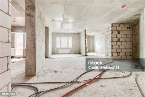 창문과 흰색 벽돌 벽으로 진행 중인 주거용 아파트 건물 내부의 건설 현장 건설 현장에 대한 스톡 사진 및 기타 이미지 건설 현장 건설 산업 복원 Istock