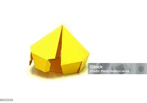 기하학적 모양은 종이에서 잘라 흰색 배경에 촬영 다이아몬드의 지오메트리 그물 3d 형상 또는 솔리드를 형성하기 위해 접을 수