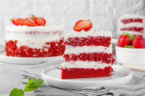 신선한 딸기와 레드 벨벳 케이크 붉은 스폰지 케이크와 크림 치즈 프로스팅 미국 요리로 만든 축제 레이어 케이크 0명에 대한 스톡 사진 및 기타 이미지 Istock