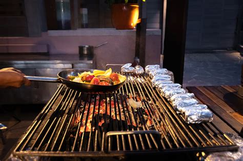 바비큐 의 밤에 숯 그릴에 모션 블러와 함께 팬에 튀긴 야채를 요리 요리사 건강한 생활방식에 대한 스톡 사진 및 기타 이미지 건강한 생활방식 고급 요리 고기 Istock