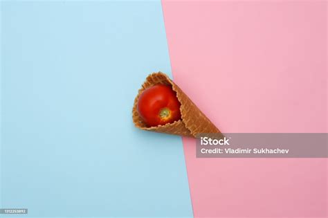 핑크 블루 파스텔 배경에 아이스크림 와플 콘에 토마토 맨 위 보기입니다 미니멀리즘 플랫 레이 개념에 대한 스톡 사진 및 기타 이미지 Istock