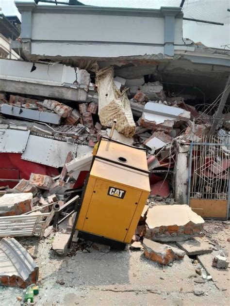 မန္တလေး၊ ရွှေမူဆယ်စားသောက်ဆိုင်နှင့် လူနေအိမ် ပြိုကျသွားပြီး လူများ ပိတ်မိနေ၊ မီးသတ်တစ်ဦး၊ အုပ်က