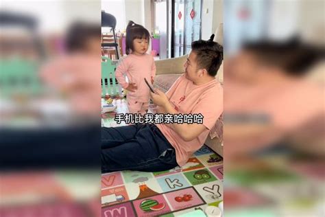 又被小棉袄教训了，说我天天看手机，手机比她还亲！手机教训