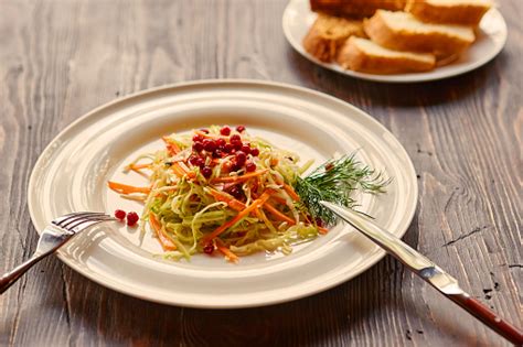 흰 접시에 잘게 썬 흰 양배추 당근 딸기로 만든 신선한 양배추 샐러드 최고 보기 나무 배경 선택적 초점 0명에 대한 스톡 사진 및 기타 이미지 Istock