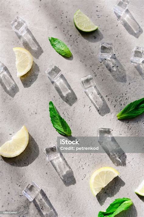 테이블에 민트 잎과 얼음 조각 개념에 대한 스톡 사진 및 기타 이미지 개념 계절 구도 Istock
