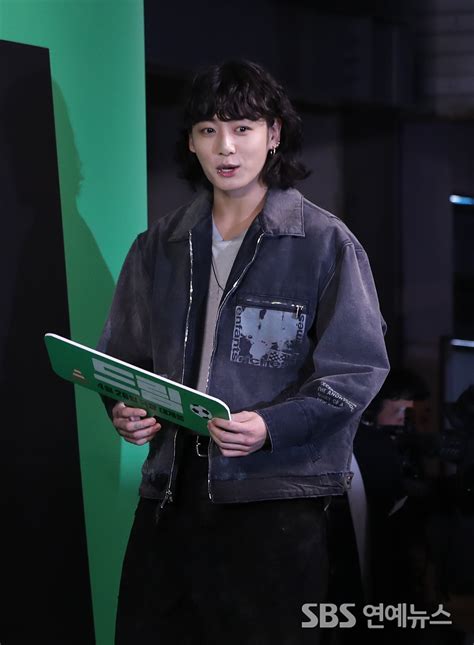 E포토 방탄소년단 정국 소녀 헤어스타일로 변신