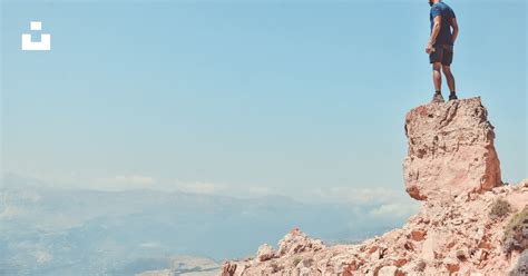 Foto Hombre Parado Sobre Roca Imagen Líbano Gratis En Unsplash