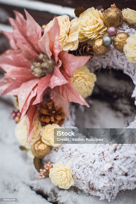 거대한 분홍색 꽃 울리는 종 황금 호두와 국화와 흰색 크리스마스 화환 겨울 숲 배경입니다 휴일을위한 새해 를위한 전통적인 아름다운 Xmas 장식 0명에 대한 스톡 사진 및